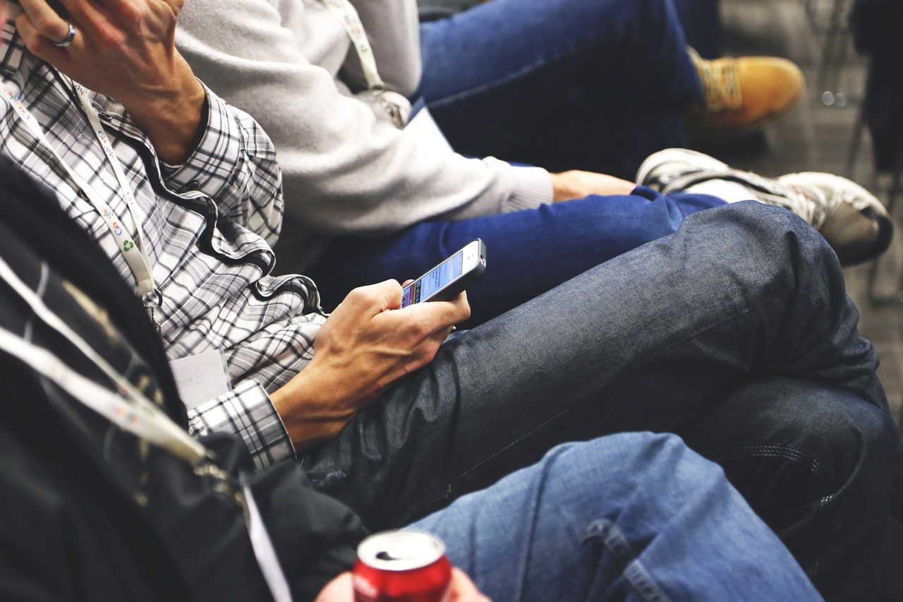 10 behaviors related to the abusive use of technology - somuchtosaytoday